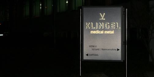 Firmenschild mit 3D Optik – P&M Print und Medien GmbH